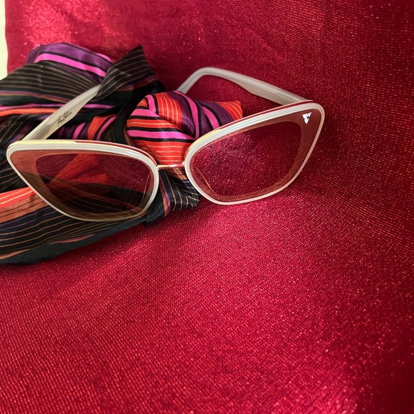 Sol Kyst sun’s Kisses | Accessories | Sol Kyst Mirror Stay Rebellions ...